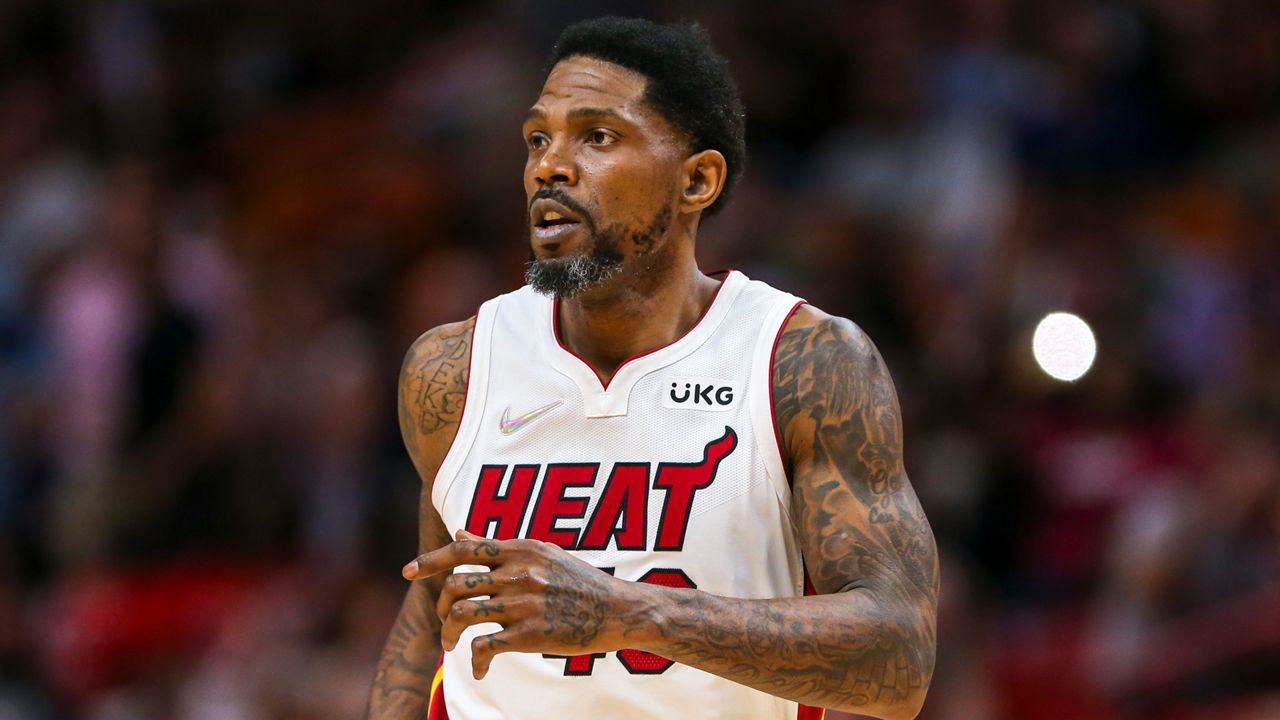 Юдонис Хаслем вышел в стартовой пятерке на матч против «Хьюстона» - НБА ...