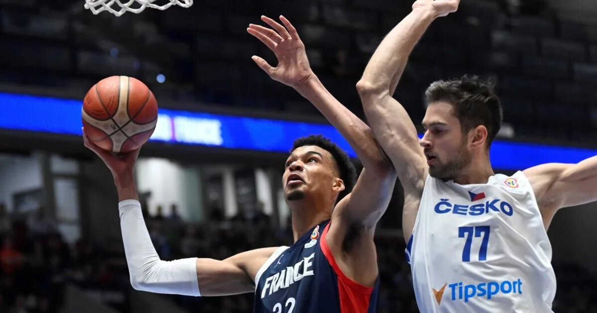 Виктор Вембаньяма набрал 22 очка, 17 подборов, 6 блок-шотов и 4 перехвата в матче против сборной ...